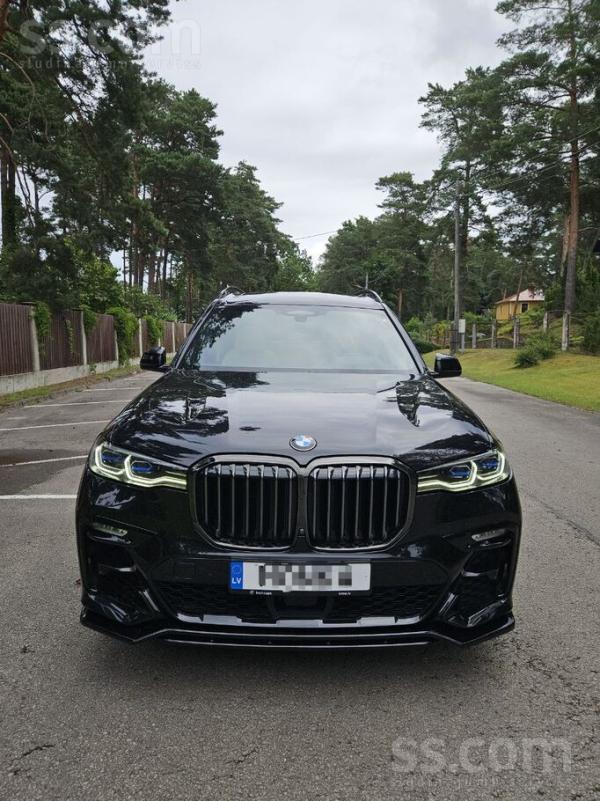 Black BMW X7 2022 in Riga, with an engine capacity of 3.00 L and mileage of 89 thousand km for 69000 €, photo 2 on AUTOMOTO.COM.LV