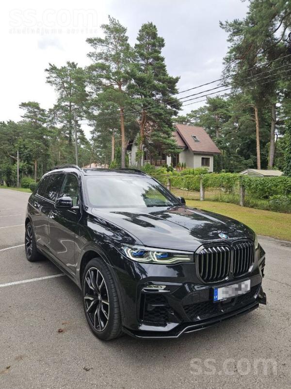 Black BMW X7 2022 in Riga, with an engine capacity of 3.00 L and mileage of 89 thousand km for 69000 €, photo 3 on AUTOMOTO.COM.LV