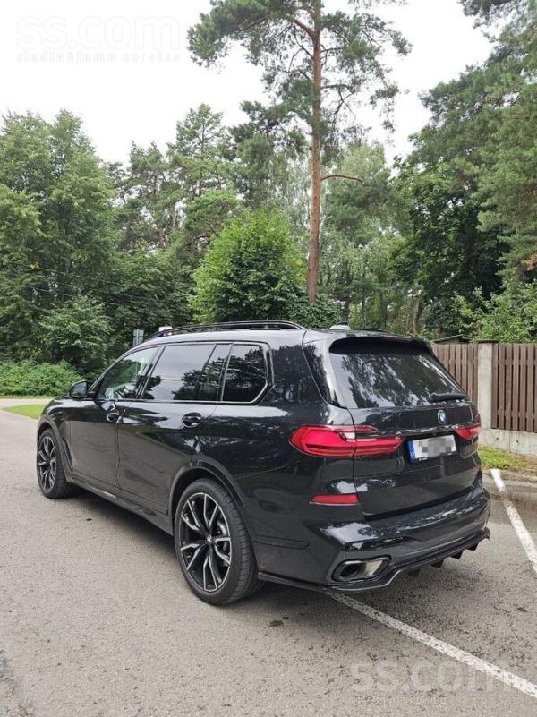 Black BMW X7 2022 in Riga, with an engine capacity of 3.00 L and mileage of 89 thousand km for 69000 €, photo 4 on AUTOMOTO.COM.LV