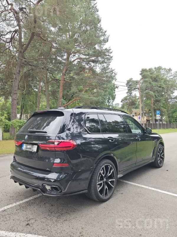 Black BMW X7 2022 in Riga, with an engine capacity of 3.00 L and mileage of 89 thousand km for 69000 €, photo 5 on AUTOMOTO.COM.LV