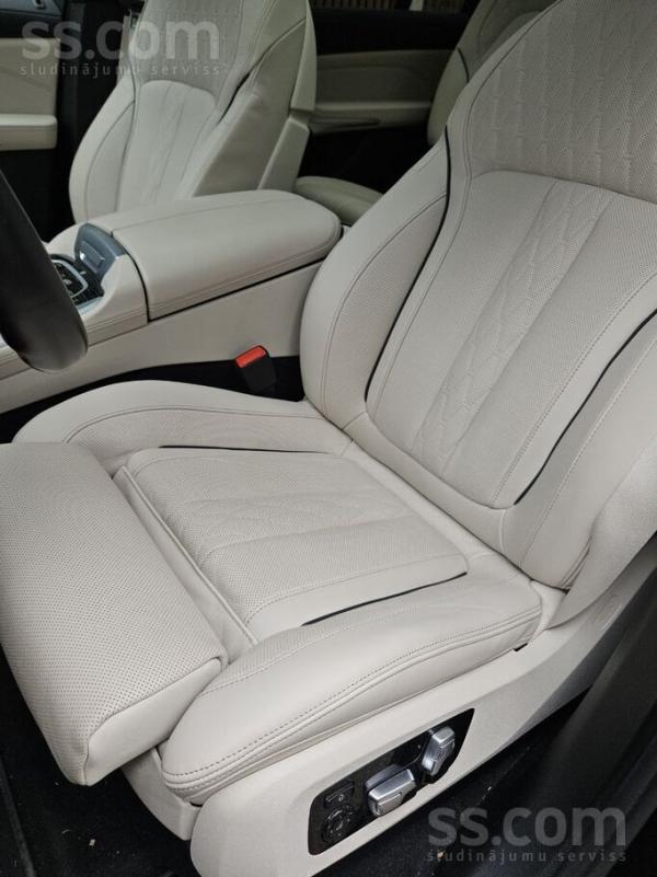 Black BMW X7 2022 in Riga, with an engine capacity of 3.00 L and mileage of 89 thousand km for 69000 €, photo 9 on AUTOMOTO.COM.LV