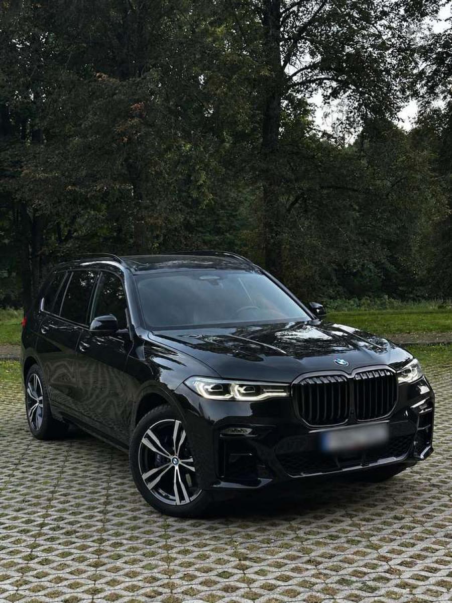 Black BMW X7 2022 in Vilnius, with an engine capacity of 3.00 L and mileage of 58 thousand km for 61000 €, photo 1 on AUTOMOTO.COM.LV