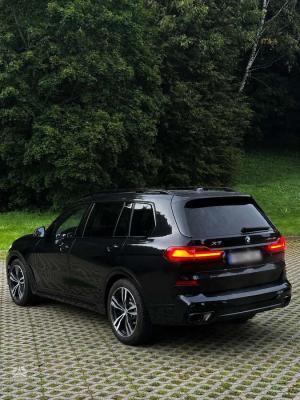 Black BMW X7 2022 in Vilnius, with an engine capacity of 3.00 L and mileage of 58 thousand km for 61000 €, photo 4 on AUTOMOTO.COM.LV