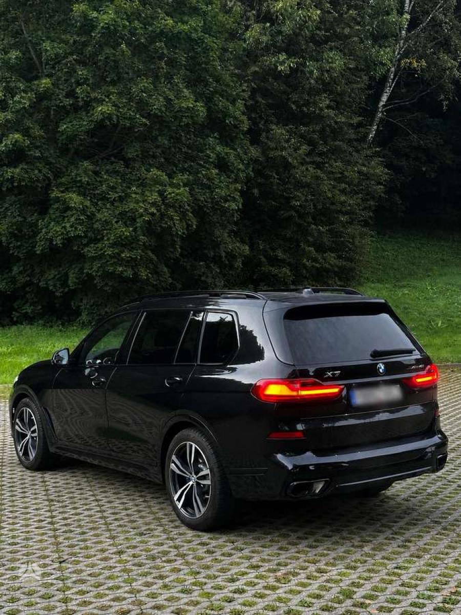 Black BMW X7 2022 in Vilnius, with an engine capacity of 3.00 L and mileage of 58 thousand km for 61000 €, photo 4 on AUTOMOTO.COM.LV