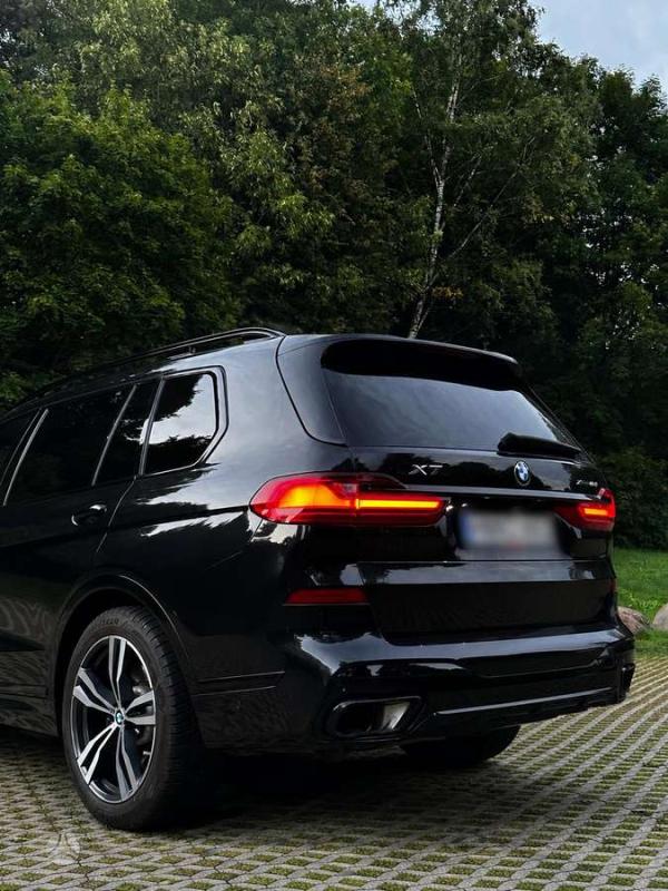 Black BMW X7 2022 in Vilnius, with an engine capacity of 3.00 L and mileage of 58 thousand km for 61000 €, photo 5 on AUTOMOTO.COM.LV