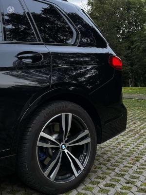 Black BMW X7 2022 in Vilnius, with an engine capacity of 3.00 L and mileage of 58 thousand km for 61000 €, photo 8 on AUTOMOTO.COM.LV