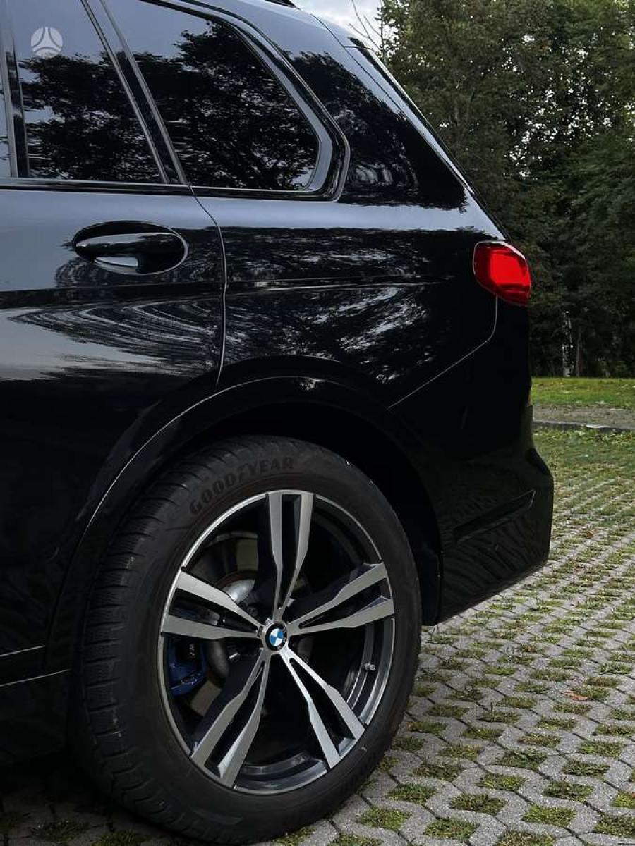 Black BMW X7 2022 in Vilnius, with an engine capacity of 3.00 L and mileage of 58 thousand km for 61000 €, photo 8 on AUTOMOTO.COM.LV