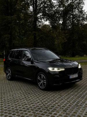 Black BMW X7 2022 in Vilnius, with an engine capacity of 3.00 L and mileage of 58 thousand km for 61000 €, photo 16 on AUTOMOTO.COM.LV