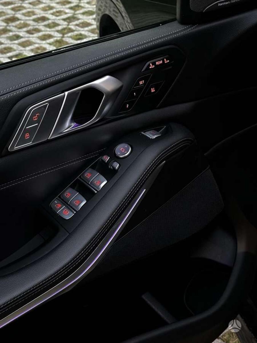 Black BMW X7 2022 in Vilnius, with an engine capacity of 3.00 L and mileage of 58 thousand km for 61000 €, photo 18 on AUTOMOTO.COM.LV