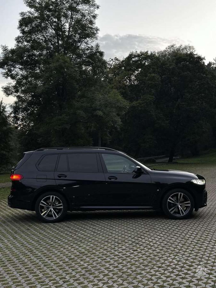 Black BMW X7 2022 in Vilnius, with an engine capacity of 3.00 L and mileage of 58 thousand km for 61000 €, photo 21 on AUTOMOTO.COM.LV