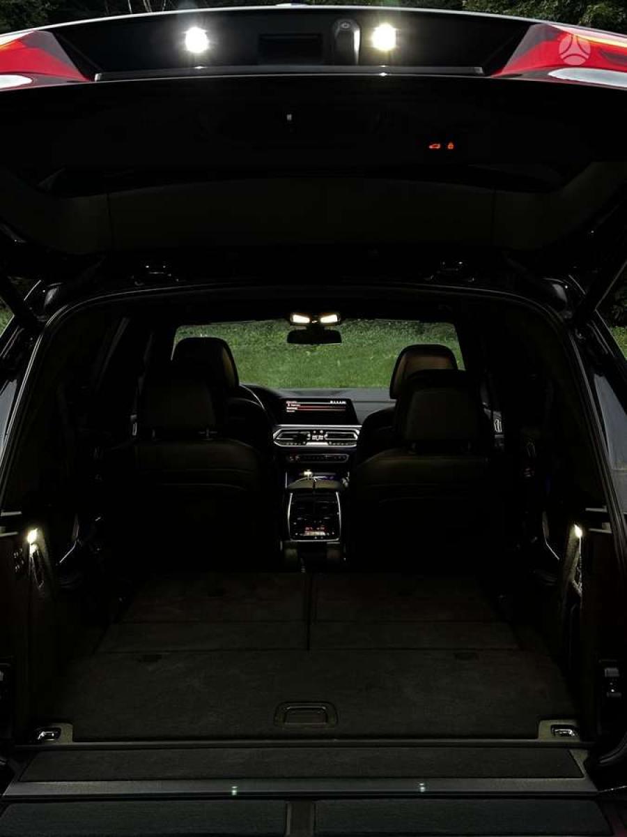 Black BMW X7 2022 in Vilnius, with an engine capacity of 3.00 L and mileage of 58 thousand km for 61000 €, photo 24 on AUTOMOTO.COM.LV