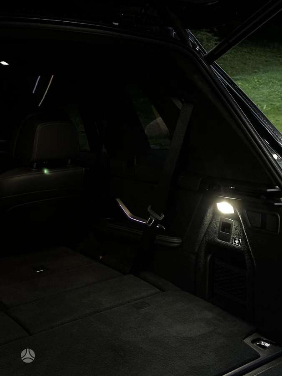 Black BMW X7 2022 in Vilnius, with an engine capacity of 3.00 L and mileage of 58 thousand km for 61000 €, photo 25 on AUTOMOTO.COM.LV