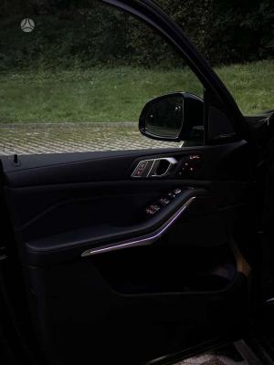 Black BMW X7 2022 in Vilnius, with an engine capacity of 3.00 L and mileage of 58 thousand km for 61000 €, photo 31 on AUTOMOTO.COM.LV