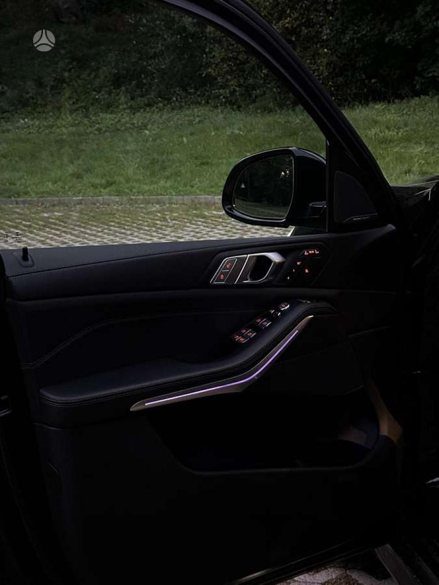 Black BMW X7 2022 in Vilnius, with an engine capacity of 3.00 L and mileage of 58 thousand km for 61000 €, photo 31 on AUTOMOTO.COM.LV