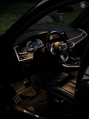 Black BMW X7 2022 in Vilnius, with an engine capacity of 3.00 L and mileage of 58 thousand km for 61000 €, photo 32 on AUTOMOTO.COM.LV