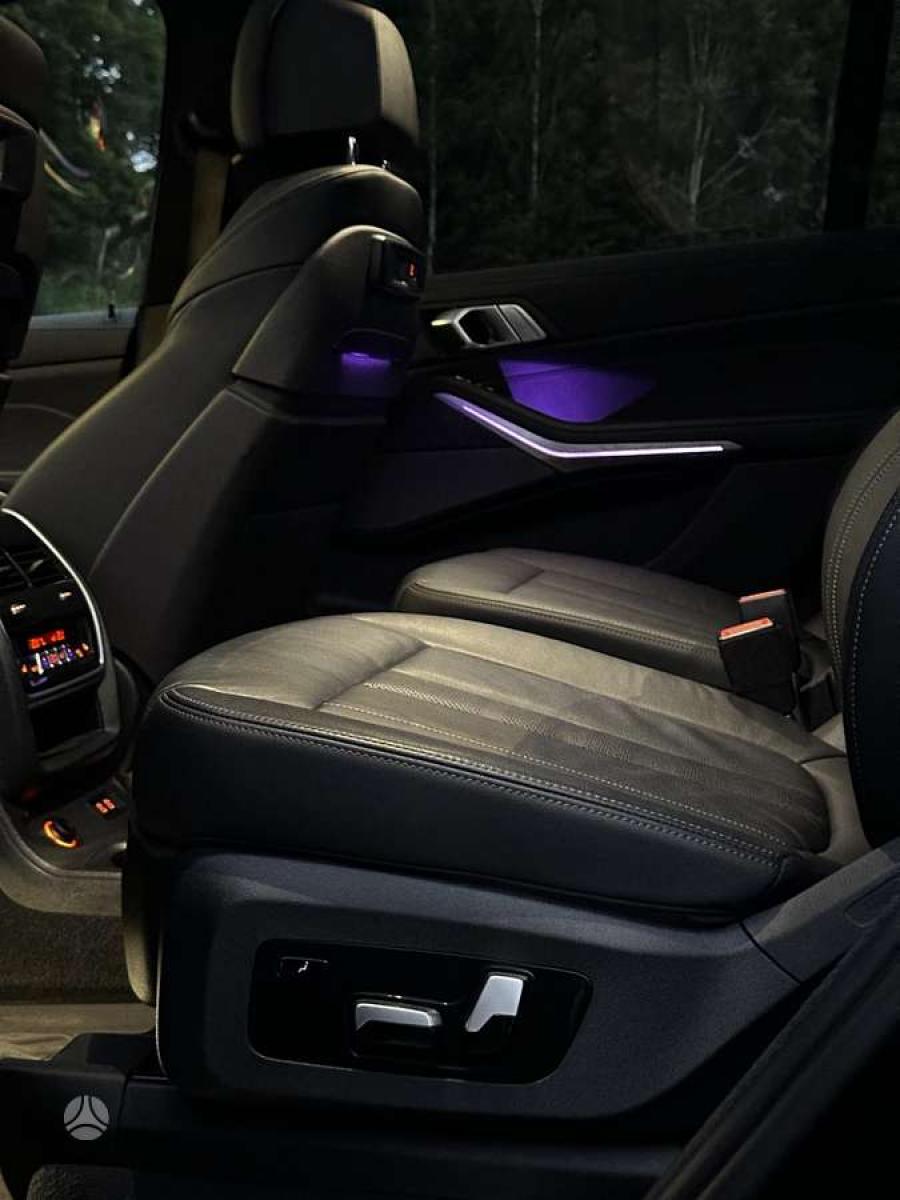 Black BMW X7 2022 in Vilnius, with an engine capacity of 3.00 L and mileage of 58 thousand km for 61000 €, photo 35 on AUTOMOTO.COM.LV