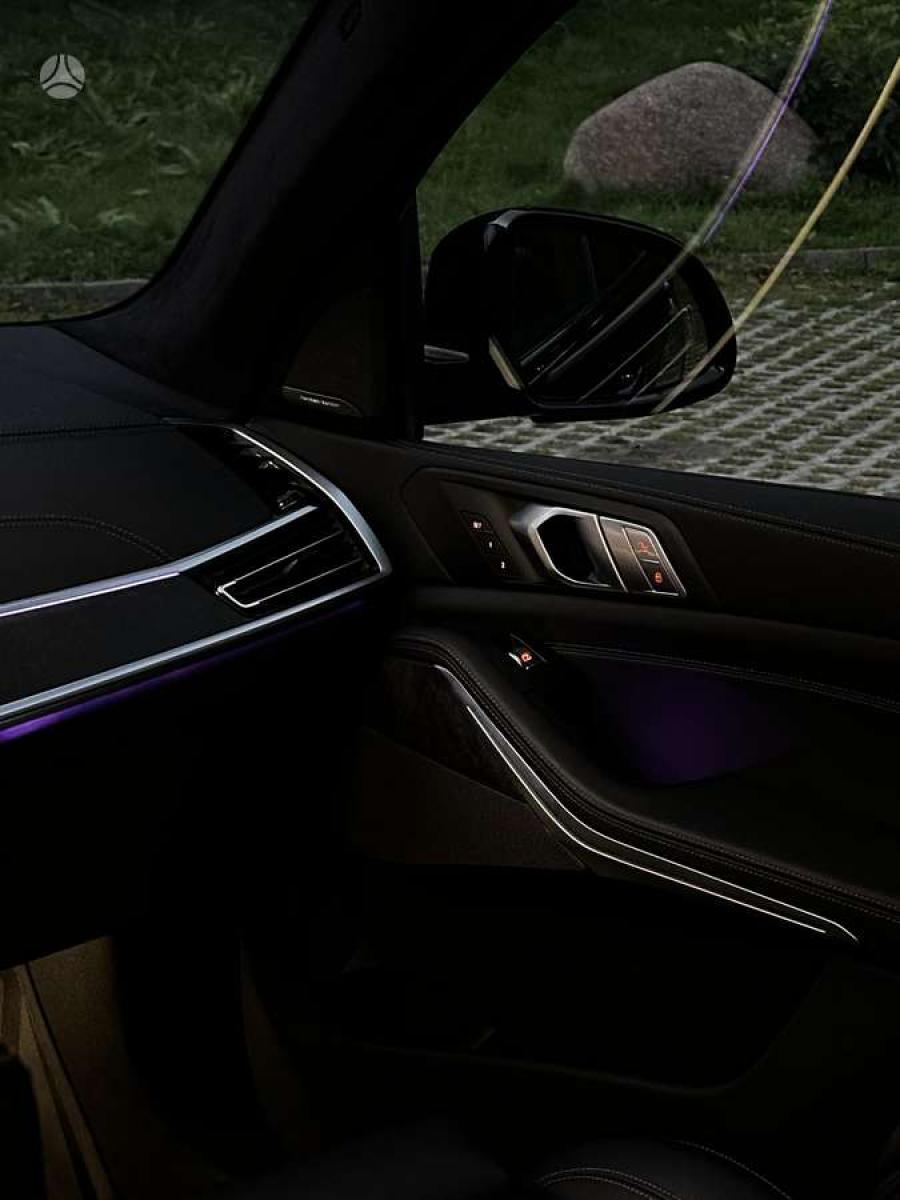 Black BMW X7 2022 in Vilnius, with an engine capacity of 3.00 L and mileage of 58 thousand km for 61000 €, photo 37 on AUTOMOTO.COM.LV