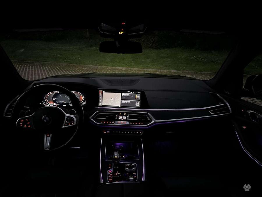 Black BMW X7 2022 in Vilnius, with an engine capacity of 3.00 L and mileage of 58 thousand km for 61000 €, photo 41 on AUTOMOTO.COM.LV