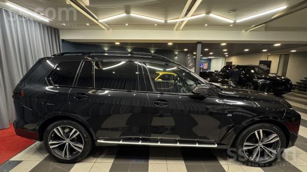 Black BMW X7 2023 in Riga, with an engine capacity of 3.00 L and mileage of 11 thousand km for 94990 €, photo 4 on AUTOMOTO.COM.LV