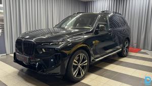 Melns BMW X7 2023 Mārupe, ar dzinēja tilpumu 3.00 L un nobraukumu 11 tūkst. km par 94990 €, foto  vietnē AUTOMOTO.COM.LV