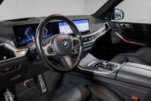Black BMW X7 2023 in Vilnius, with an engine capacity of 3.00 L and mileage of 77 thousand km for 86771 €, photo 12 on AUTOMOTO.COM.LV