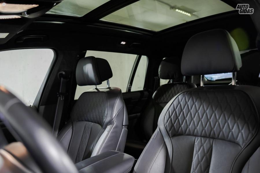 Black BMW X7 2023 in Vilnius, with an engine capacity of 3.00 L and mileage of 77 thousand km for 86771 €, photo 30 on AUTOMOTO.COM.LV