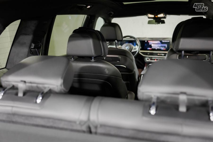 Black BMW X7 2023 in Vilnius, with an engine capacity of 3.00 L and mileage of 77 thousand km for 86771 €, photo 35 on AUTOMOTO.COM.LV