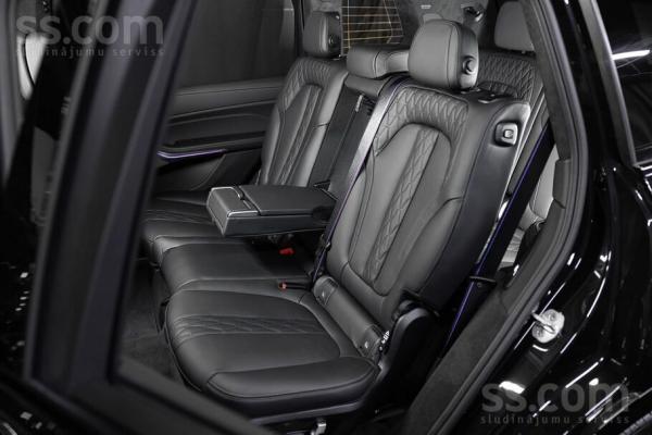 Black BMW X7 2023 in Tukums, with an engine capacity of 3.00 L and mileage of 0 thousand km for 79990 €, photo 3 on AUTOMOTO.COM.LV