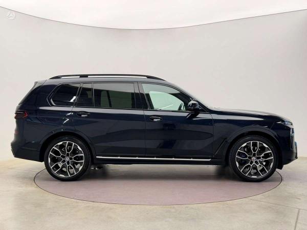 Black BMW X7 2023 in Panevezys, with an engine capacity of 2.99 L and mileage of 149 thousand km for 82990 €, photo 4 on AUTOMOTO.COM.LV