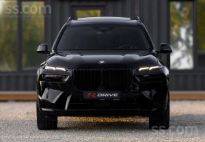 Black BMW X7 2023 in Jelgava, with an engine capacity of 3.00 L and mileage of 84 thousand km for 84900 €, photo 4 on AUTOMOTO.COM.LV