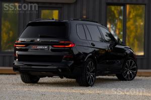 Black BMW X7 2023 in Jelgava, with an engine capacity of 3.00 L and mileage of 84 thousand km for 84900 €, photo 8 on AUTOMOTO.COM.LV