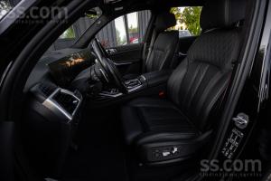 Black BMW X7 2023 in Jelgava, with an engine capacity of 3.00 L and mileage of 84 thousand km for 84900 €, photo 9 on AUTOMOTO.COM.LV