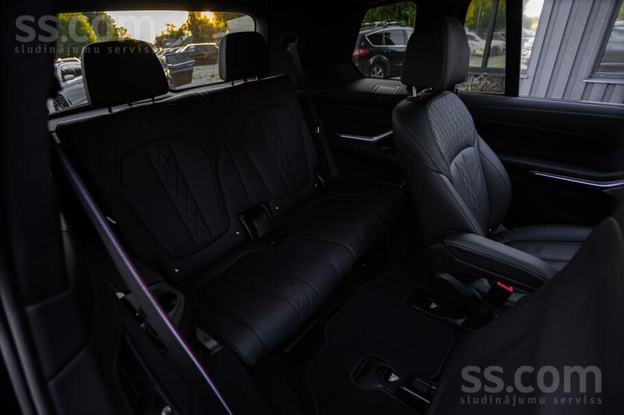 Black BMW X7 2023 in Jelgava, with an engine capacity of 3.00 L and mileage of 84 thousand km for 84900 €, photo 17 on AUTOMOTO.COM.LV