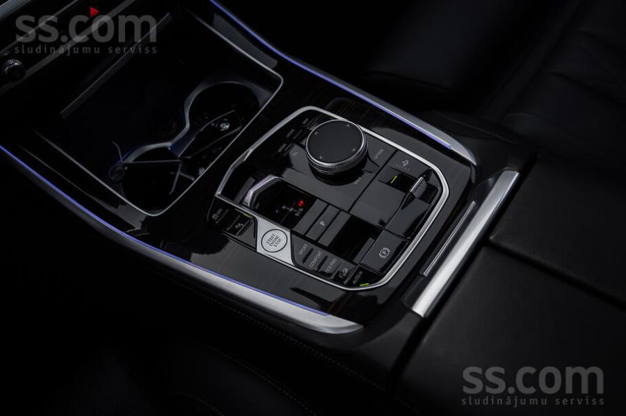 Black BMW X7 2023 in Jelgava, with an engine capacity of 3.00 L and mileage of 84 thousand km for 84900 €, photo 25 on AUTOMOTO.COM.LV