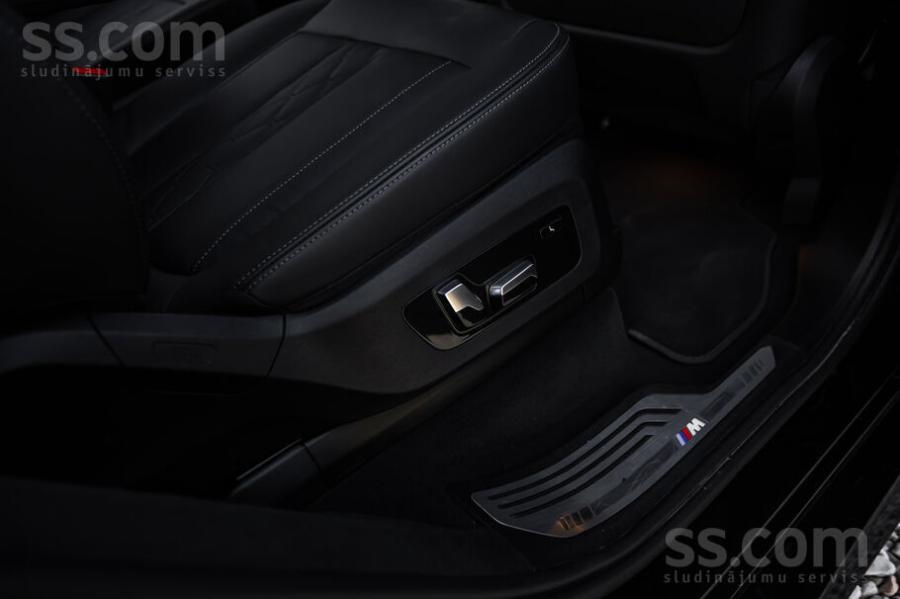 Black BMW X7 2023 in Jelgava, with an engine capacity of 3.00 L and mileage of 84 thousand km for 84900 €, photo 33 on AUTOMOTO.COM.LV