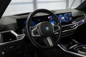 Melns BMW X7 2023 Tukums, ar dzinēja tilpumu 2.99 L un nobraukumu 85 tūkst. km par 76777 €, foto 31 vietnē AUTOMOTO.COM.LV