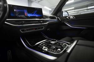 Melns BMW X7 2023 Tukums, ar dzinēja tilpumu 2.99 L un nobraukumu 85 tūkst. km par 76777 €, foto 32 vietnē AUTOMOTO.COM.LV
