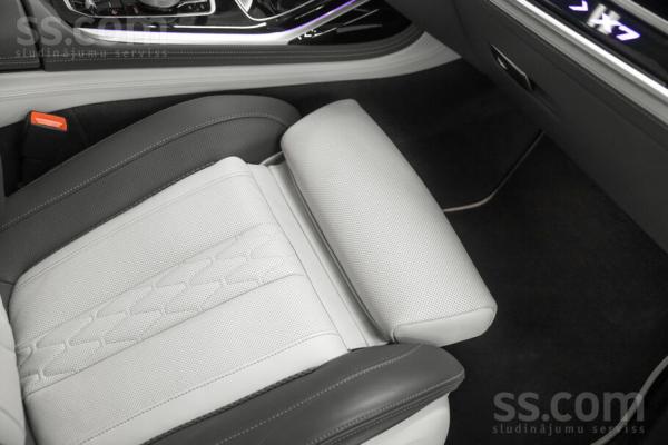 Black BMW X7 2023 in Tukums, with an engine capacity of 3.00 L and mileage of 55 thousand km for 82990 €, photo 3 on AUTOMOTO.COM.LV