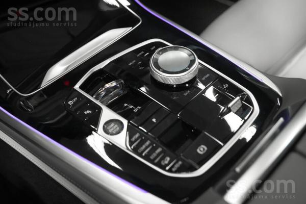 Black BMW X7 2023 in Tukums, with an engine capacity of 3.00 L and mileage of 55 thousand km for 82990 €, photo 6 on AUTOMOTO.COM.LV