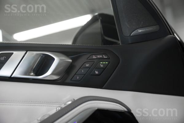 Black BMW X7 2023 in Tukums, with an engine capacity of 3.00 L and mileage of 55 thousand km for 82990 €, photo 7 on AUTOMOTO.COM.LV