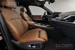 Melns BMW X7 2023 Tukums, ar dzinēja tilpumu 3.00 L un nobraukumu 77 tūkst. km par 79990 €, foto 4 vietnē AUTOMOTO.COM.LV