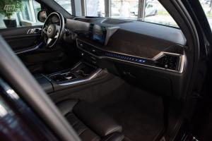 Black BMW X7 2024 in Kaunas, with an engine capacity of 3.00 L and mileage of 29 thousand km for 86300 €, photo 20 on AUTOMOTO.COM.LV