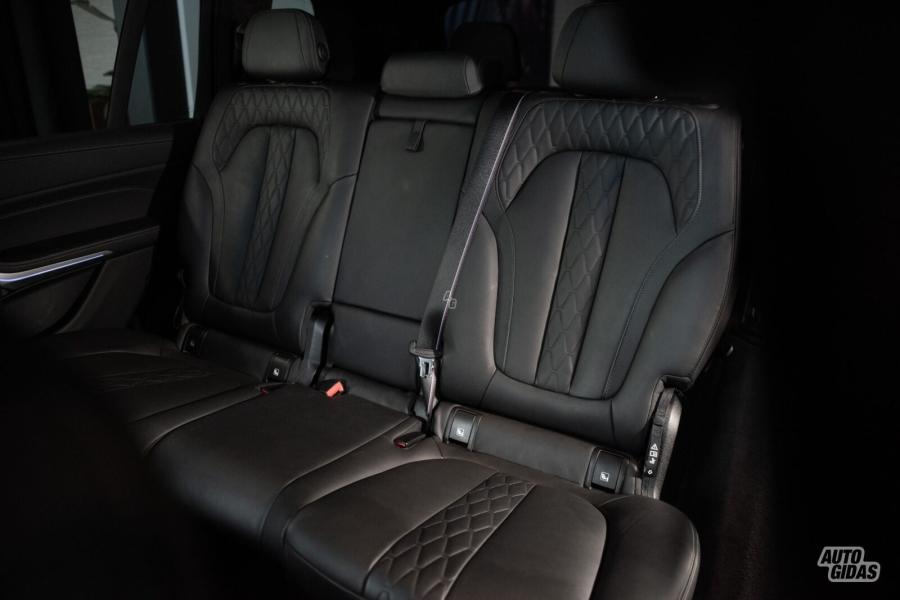 Black BMW X7 2024 in Kaunas, with an engine capacity of 3.00 L and mileage of 29 thousand km for 86300 €, photo 24 on AUTOMOTO.COM.LV