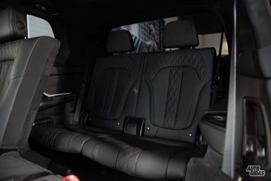 Black BMW X7 2024 in Kaunas, with an engine capacity of 3.00 L and mileage of 29 thousand km for 86300 €, photo 26 on AUTOMOTO.COM.LV