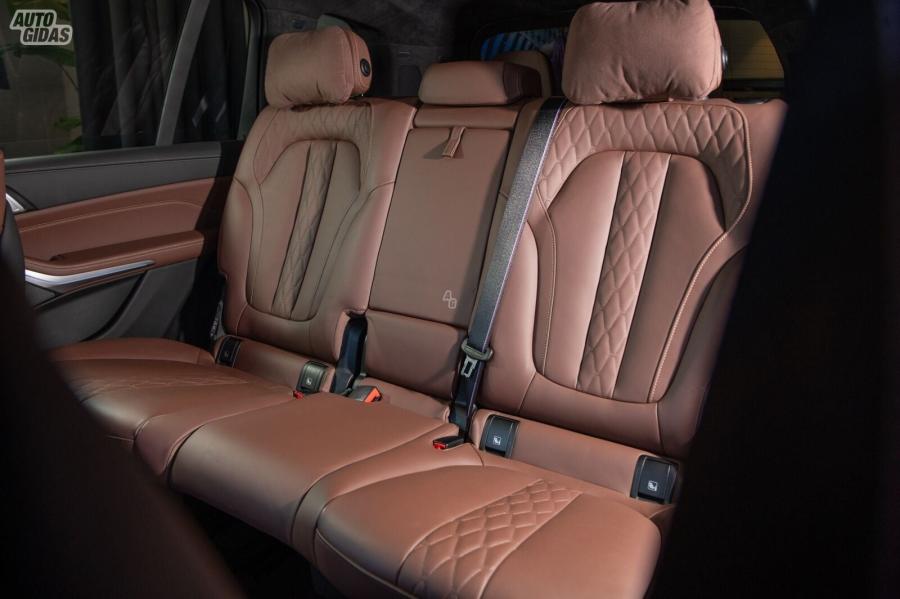 Melns BMW X7 2024 Kauņa, ar dzinēja tilpumu 3.00 L un nobraukumu 48 tūkst. km par 95000 €, foto 25 vietnē AUTOMOTO.COM.LV