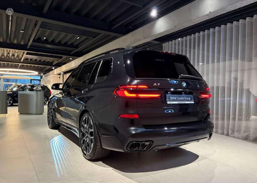 Black BMW X7 2025 in Vilnius, with an engine capacity of 3.00 L and mileage of 17 thousand km for 90992 €, photo 3 on AUTOMOTO.COM.LV