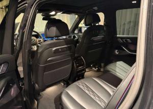 Black BMW X7 2025 in Vilnius, with an engine capacity of 3.00 L and mileage of 17 thousand km for 90992 €, photo 5 on AUTOMOTO.COM.LV