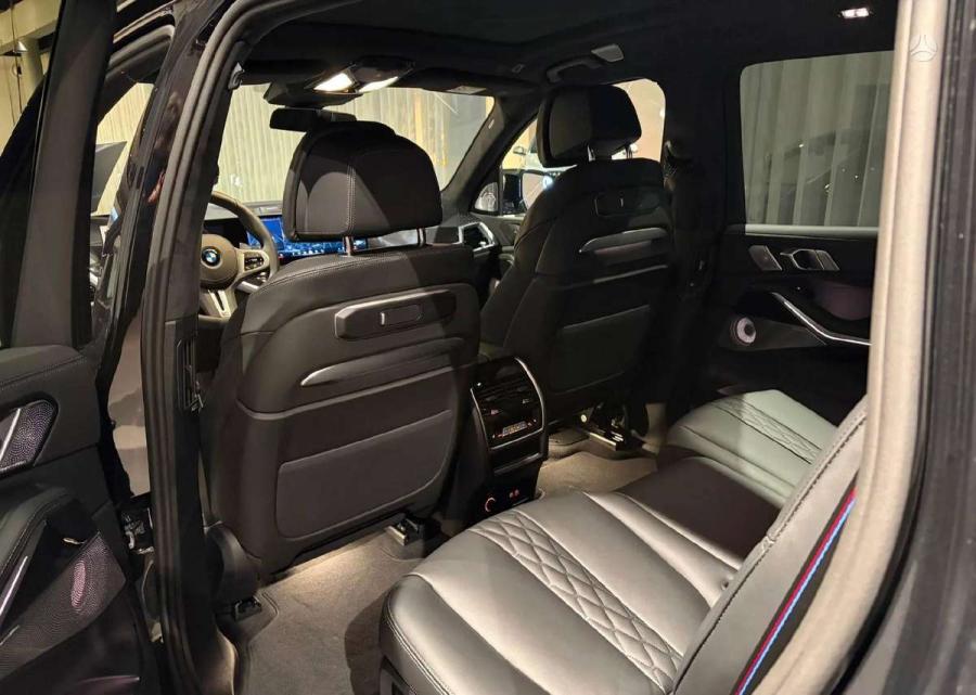 Black BMW X7 2025 in Vilnius, with an engine capacity of 3.00 L and mileage of 17 thousand km for 90992 €, photo 5 on AUTOMOTO.COM.LV