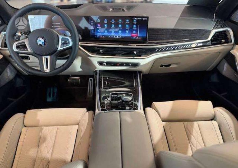 Black BMW X7 2025 in Vilnius, with an engine capacity of 3.00 L and mileage of 12 thousand km for 92565 €, photo 3 on AUTOMOTO.COM.LV