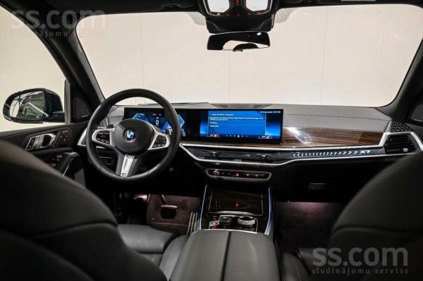 Black BMW X7 2025 in Riga, with an engine capacity of 3.00 L and mileage of 39 thousand km for 93000 €, photo 5 on AUTOMOTO.COM.LV